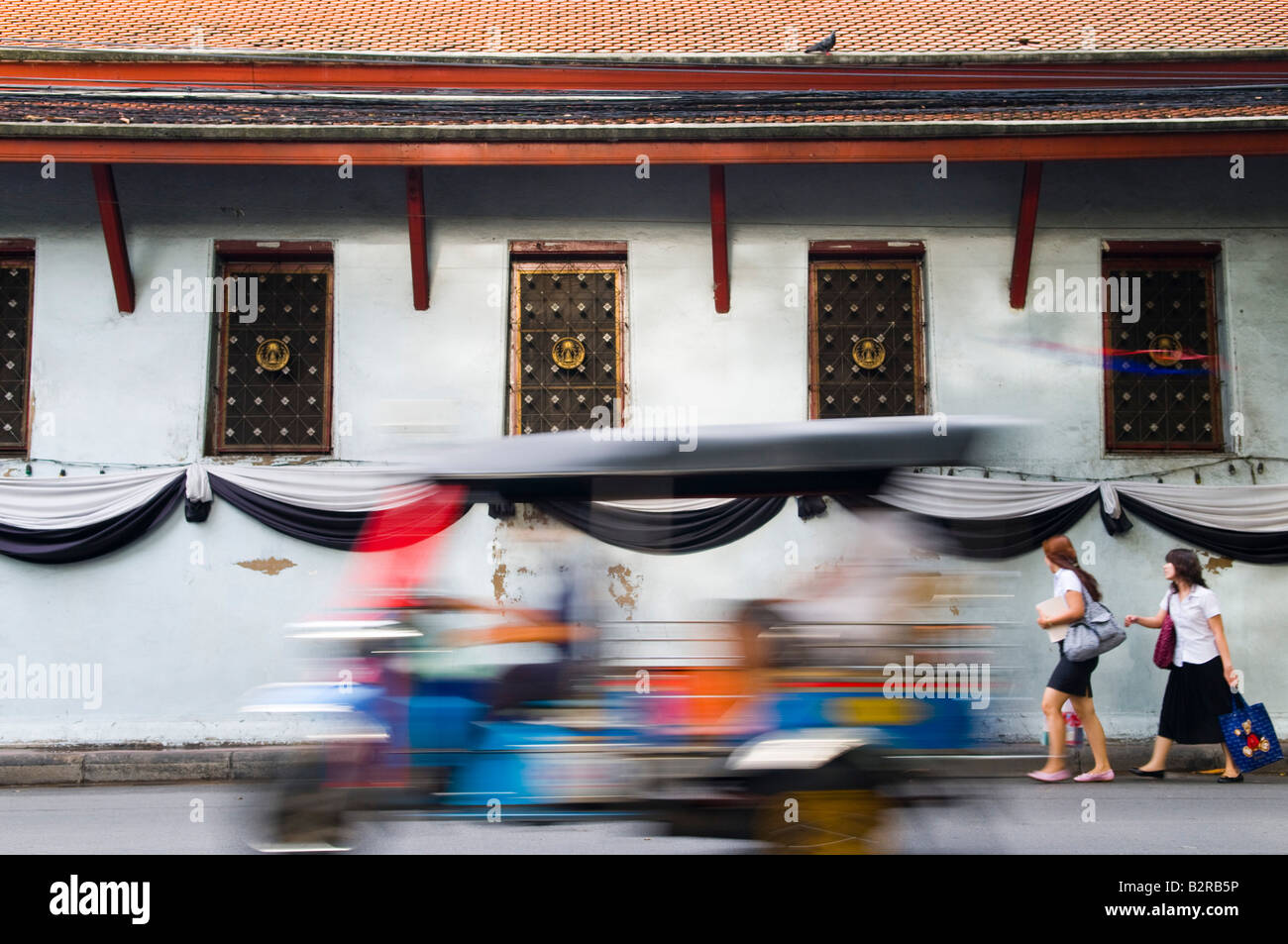 Tuk tuk in front wat hi-res stock photography and images - Alamy