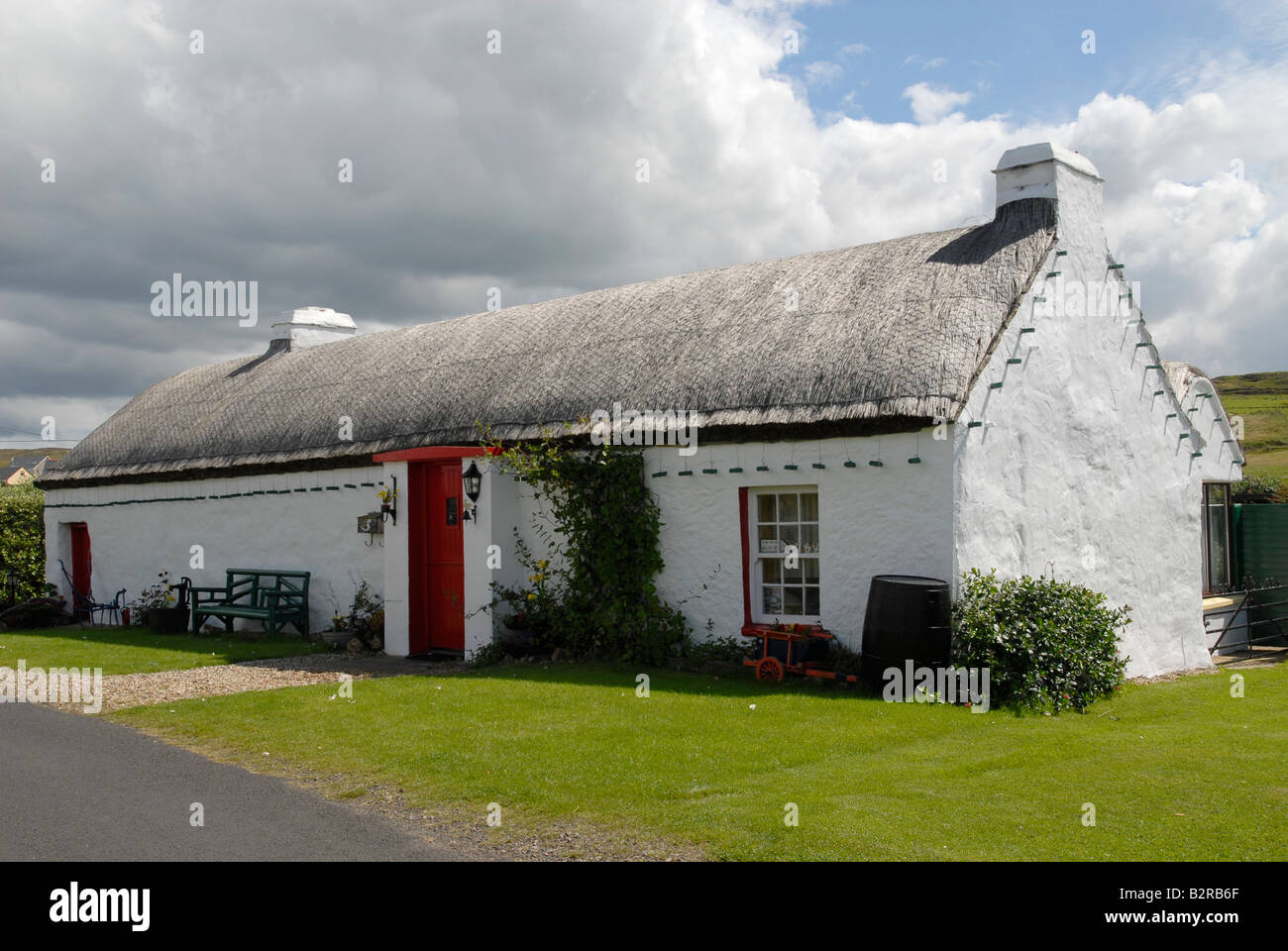 Traditional irish cottage hi-res stock photography and images - Alamy
