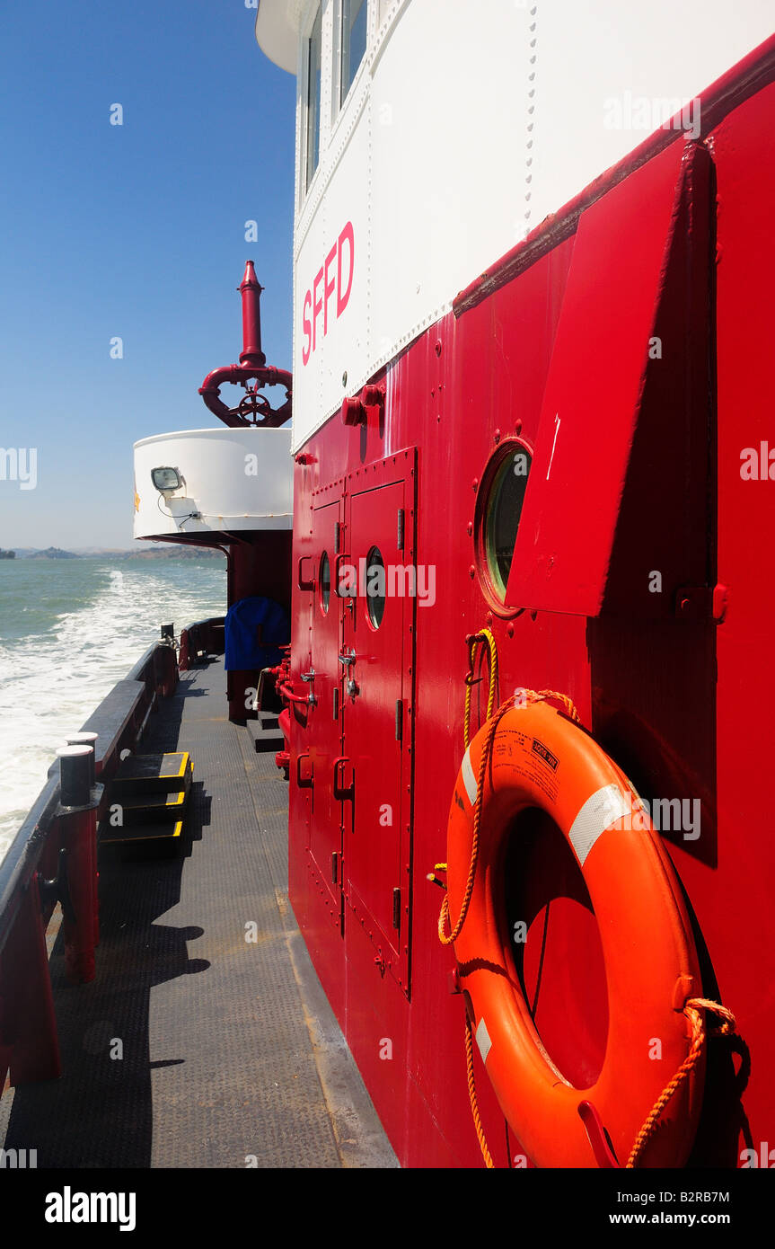 San francisco fire department rescue boat hi-res stock photography and ...