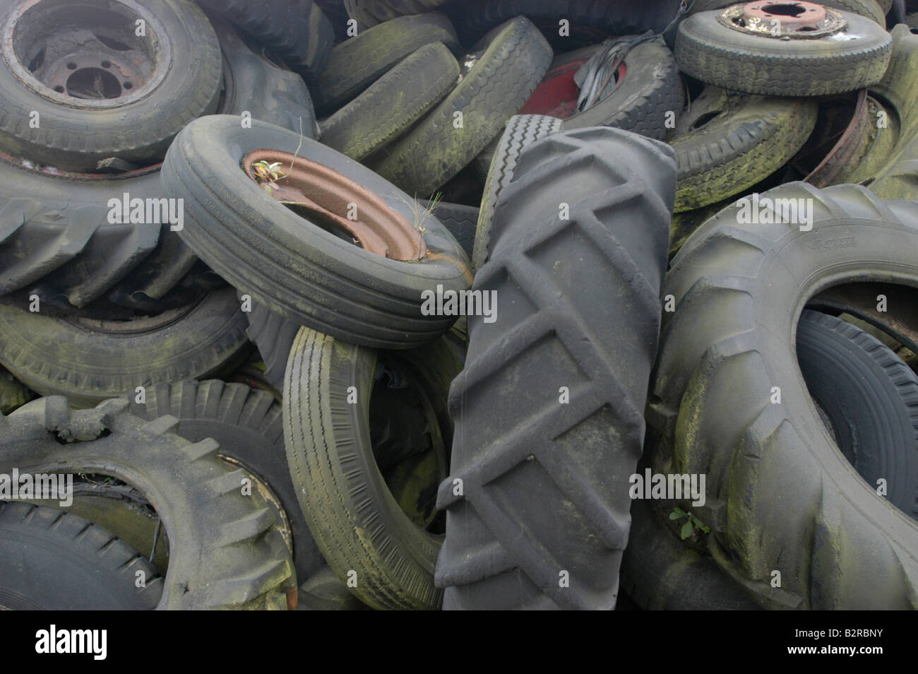 A pile of used tyres Stock Photo - Alamy