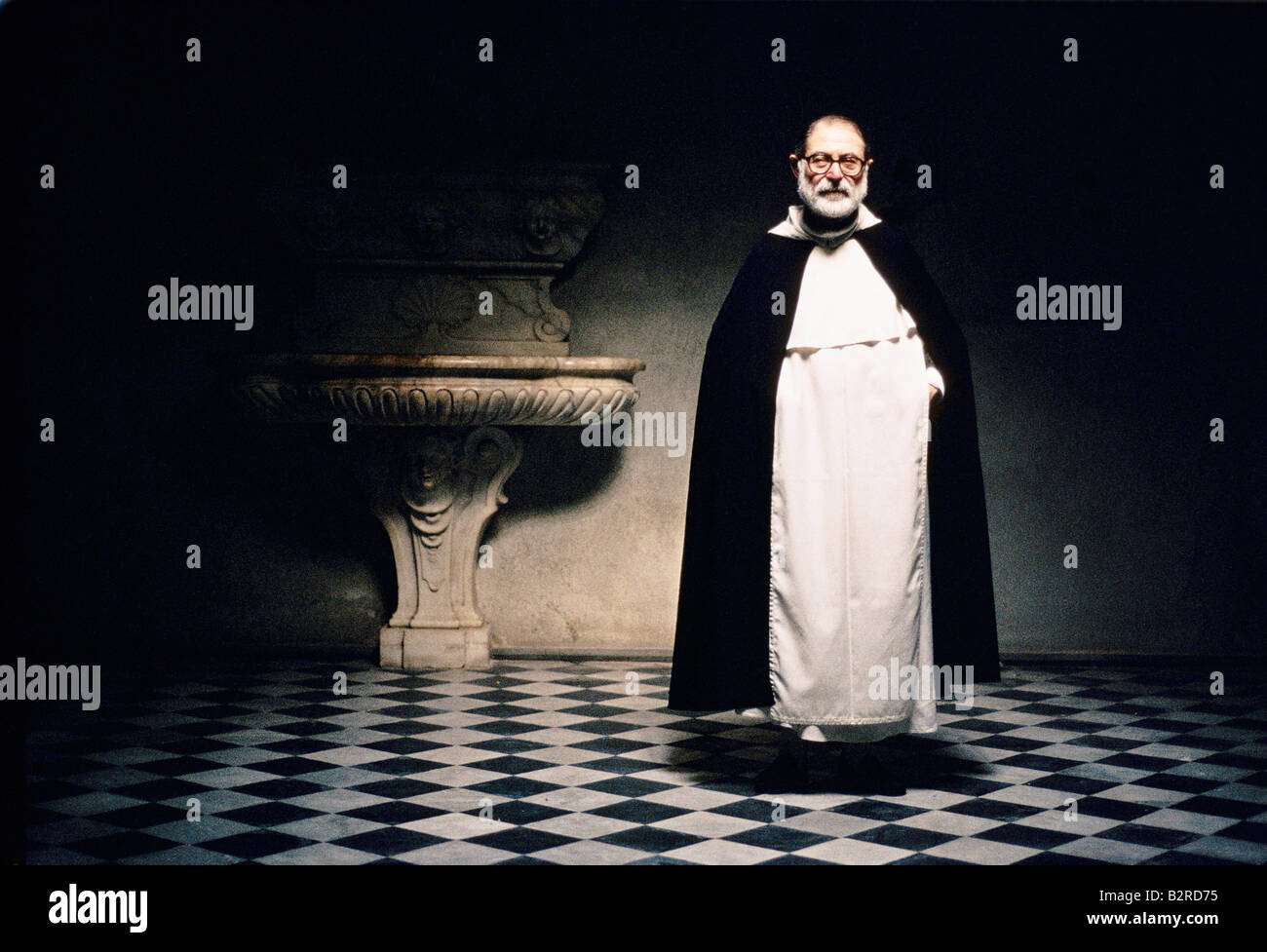 White robe priest hi-res stock photography and images - Alamy