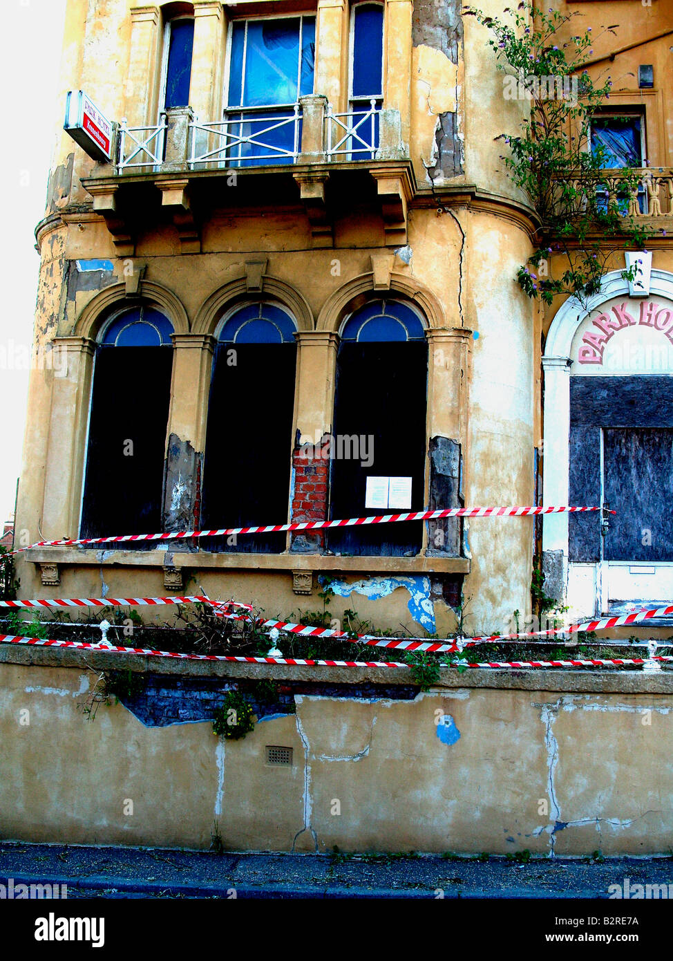 Condemned hotel building hi-res stock photography and images - Alamy
