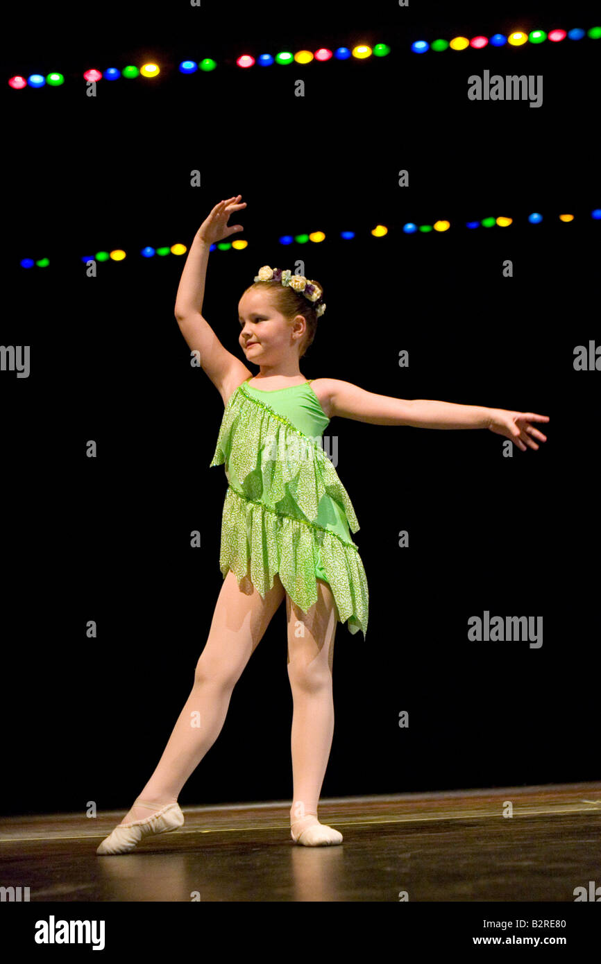 Child ballerina on stage hi-res stock photography and images - Alamy