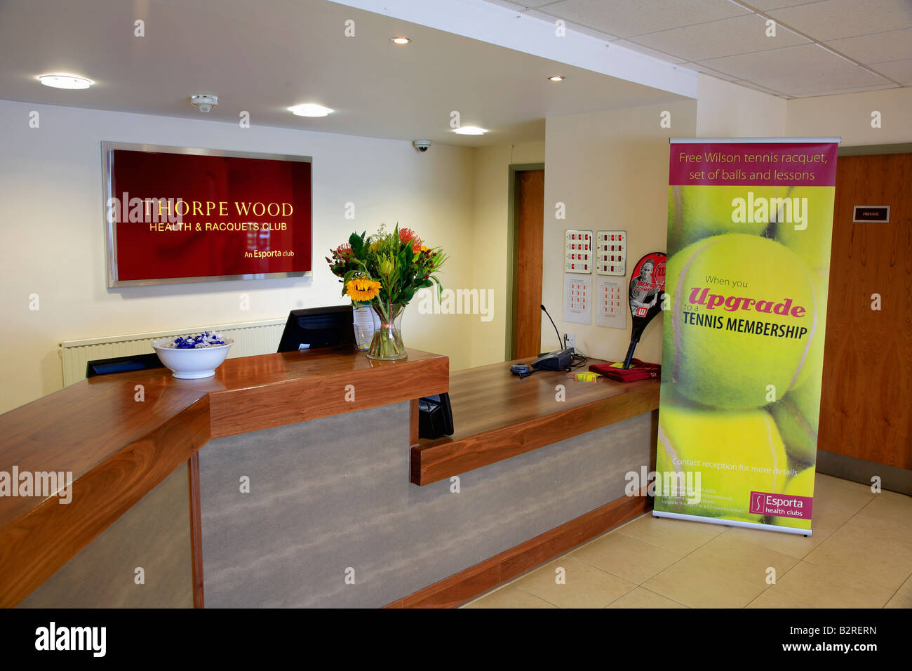 Gym reception people hi-res stock photography and images - Alamy