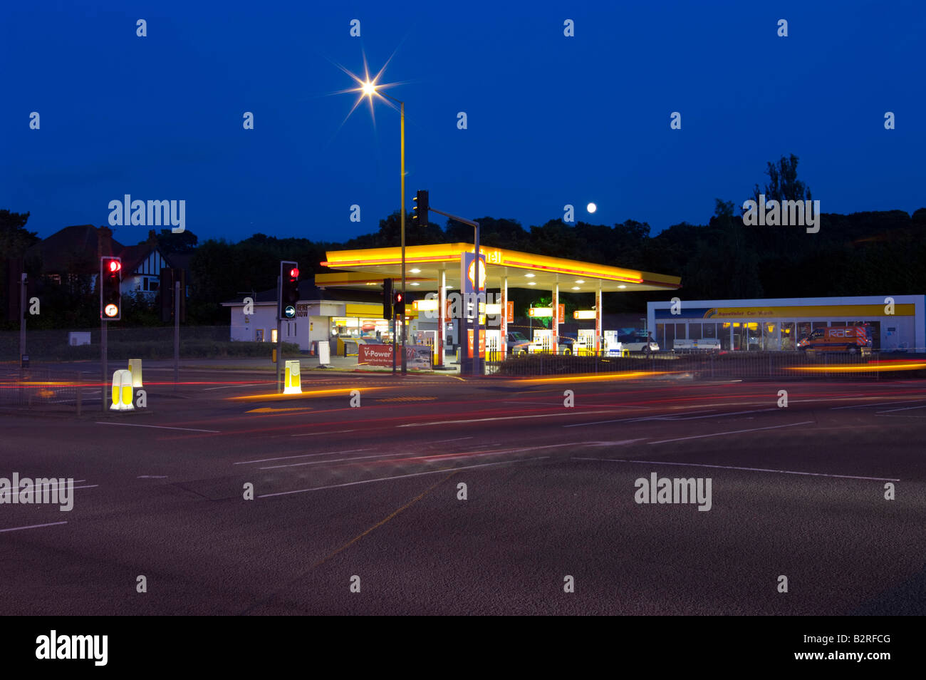 europe uk england petrol station shell dusk forecourt Stock Photo - Alamy