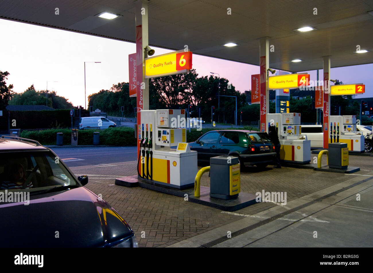 europe uk england petrol station uk dusk forecourt Stock Photo - Alamy