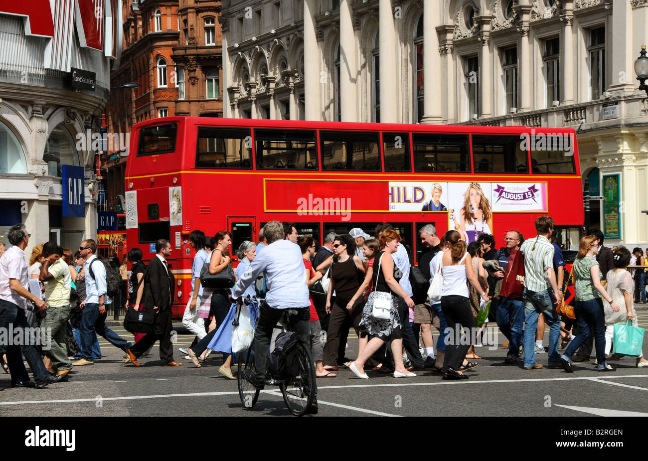 Busy scene at Piccadilly Circus, London, England Stock Photo - Alamy