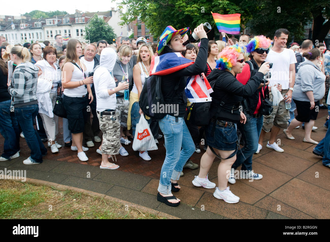 Crowd people uk happy hi-res stock photography and images - Alamy