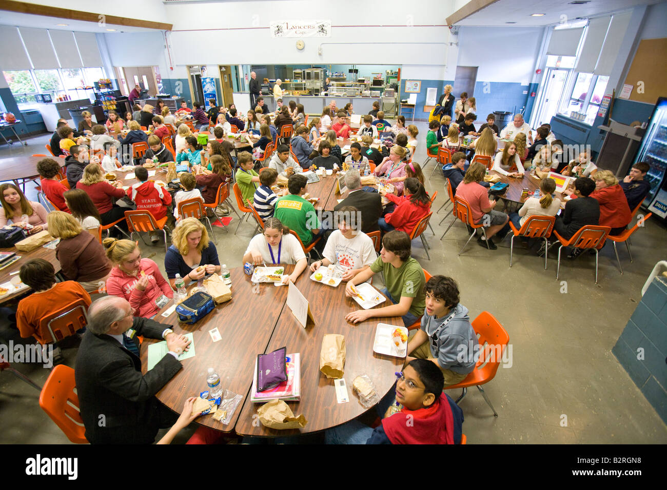 Elementary school cafeteria hi-res stock photography and images - Alamy