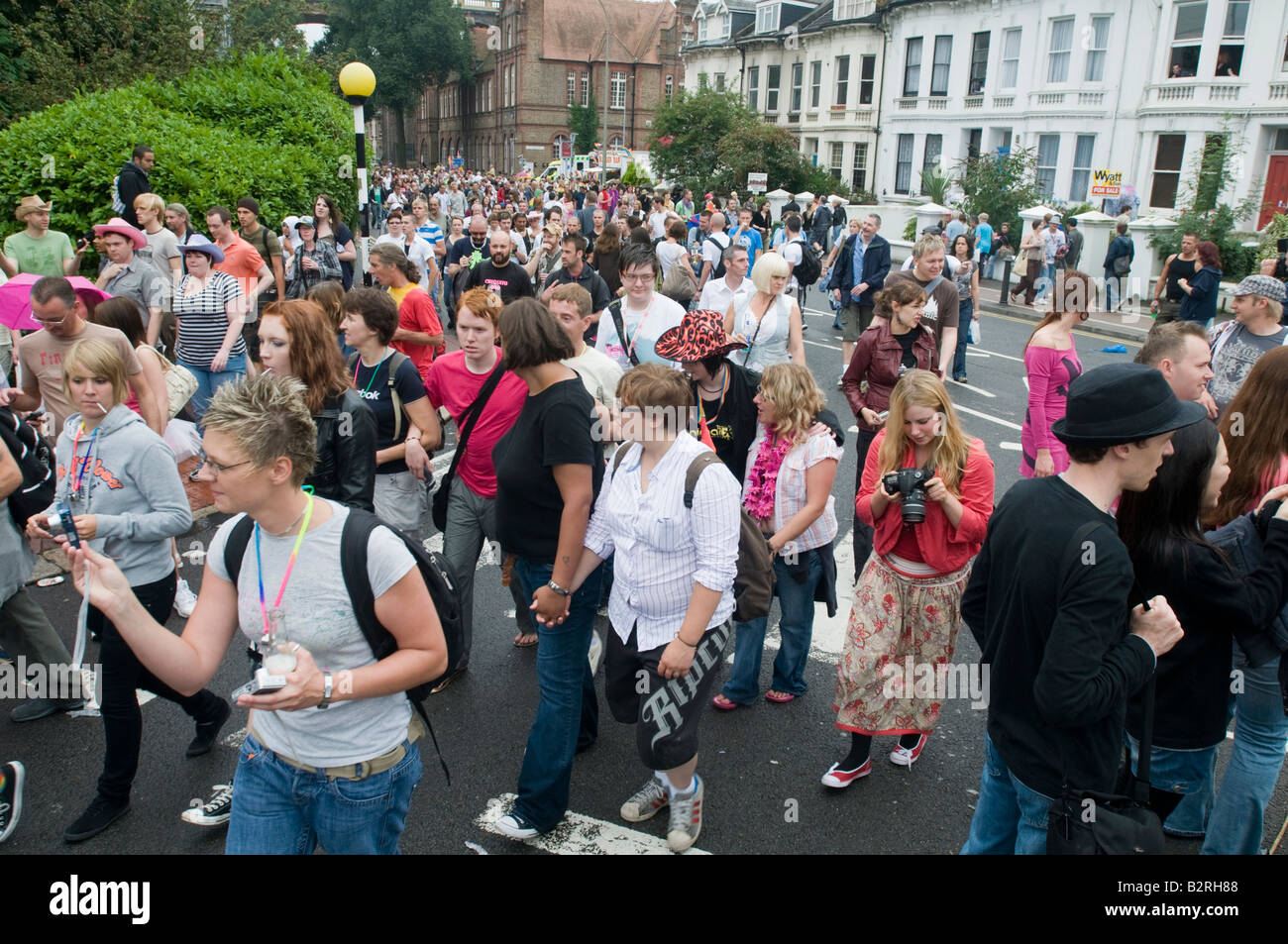 Crowd people uk happy hi-res stock photography and images - Alamy