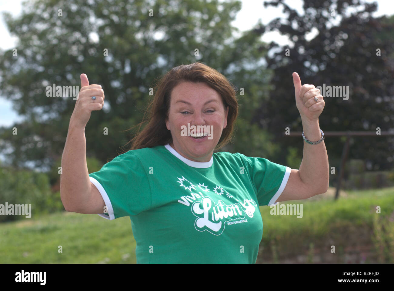 MP Margaret Moran gives the thumbs up whilst wearing a Viva Luton T ...
