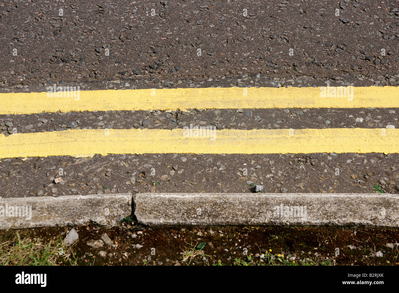 Roadside double yellow lines hi-res stock photography and images - Alamy