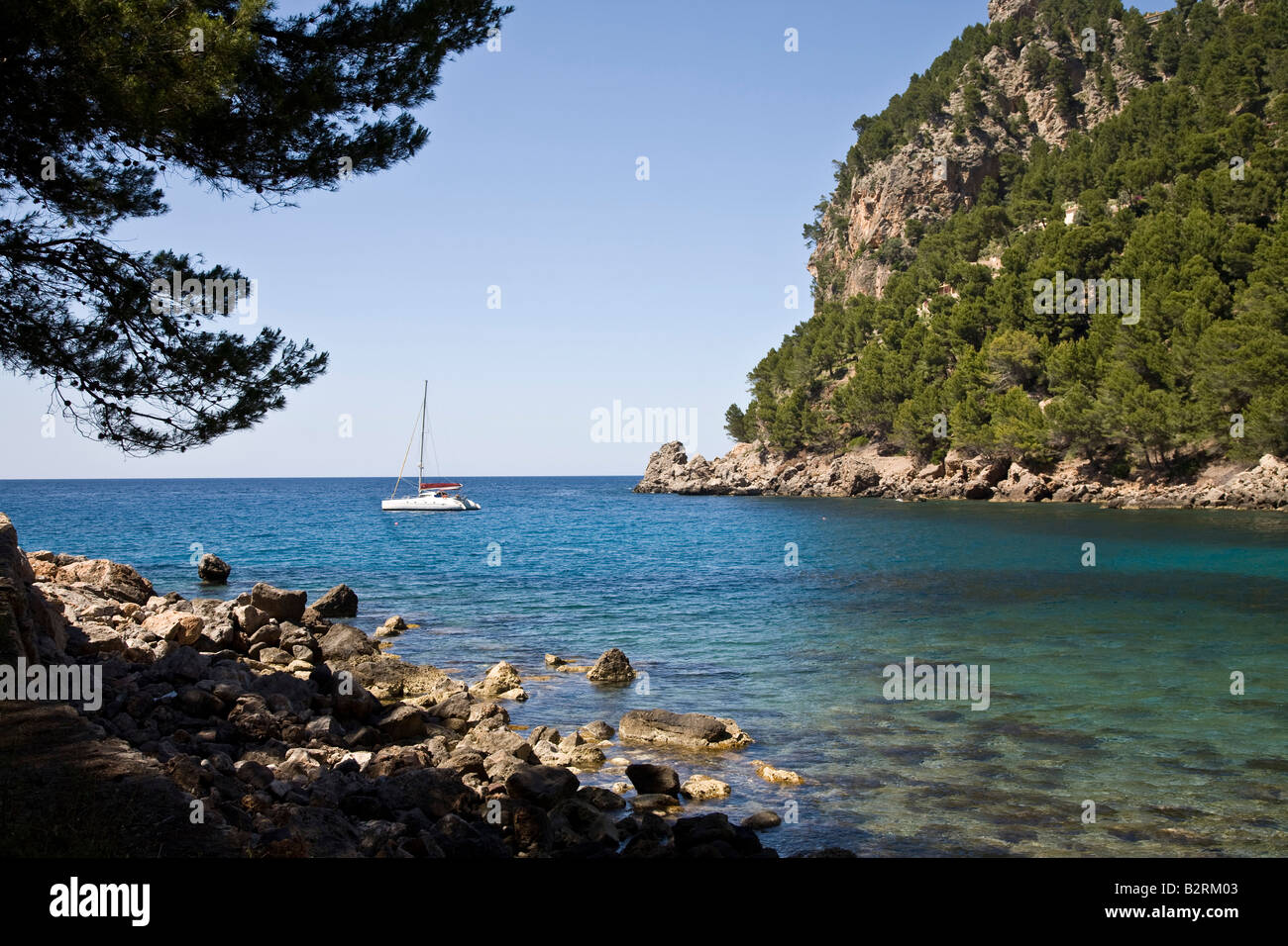 Yacht cove rocks mallorca hi-res stock photography and images - Alamy