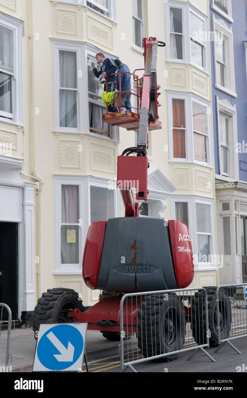 Elevated platform house painting hi-res stock photography and images ...