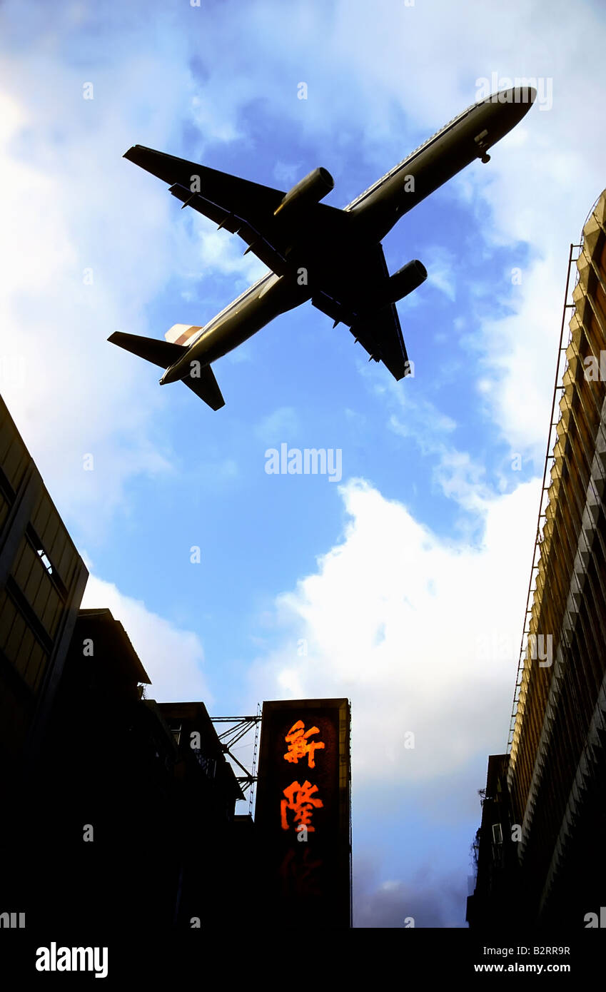 low flying aeroplane Stock Photo - Alamy