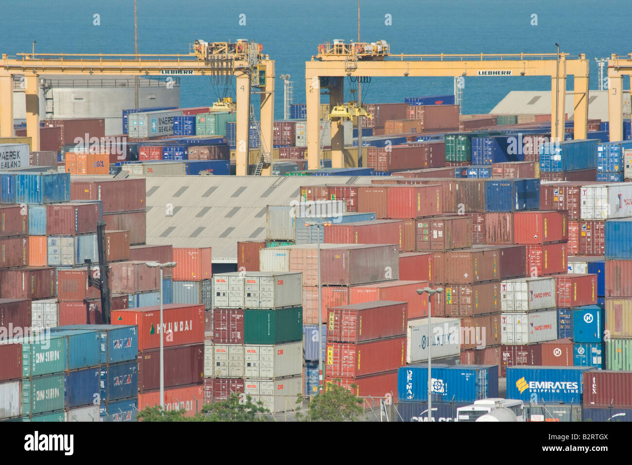 Shipping containers united arab hi-res stock photography and images - Alamy