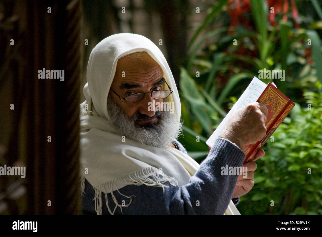 Elderly syrian arab man in hi-res stock photography and images - Alamy