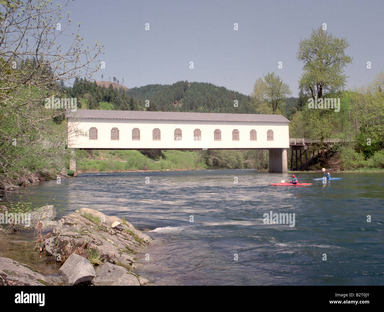 McKenzie River Goodpasture Covered Bridge Lane County Vida Oregon Route ...