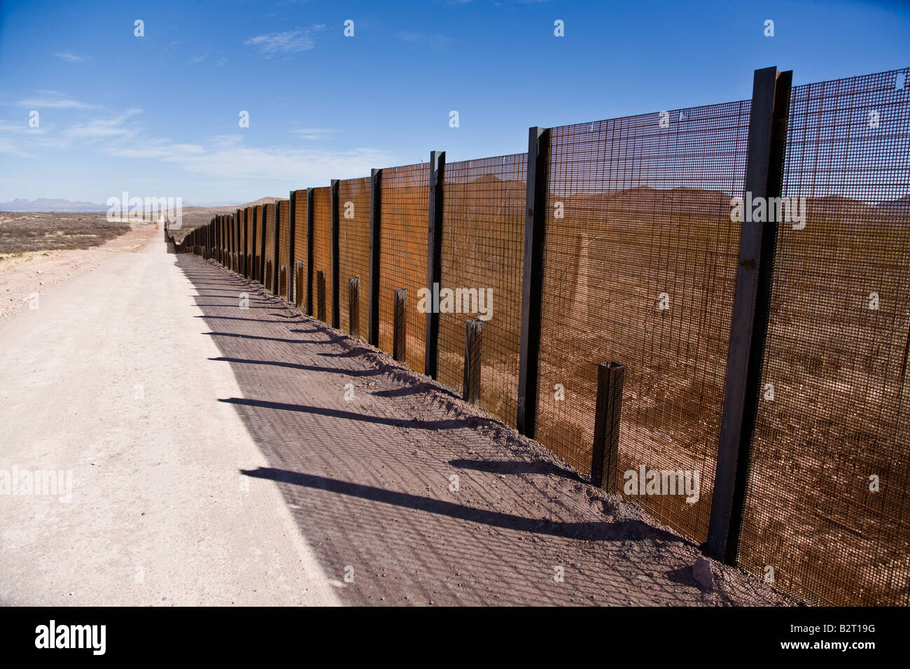 Border fence between Cochise County Arizona USA and Mexico Stock Photo ...
