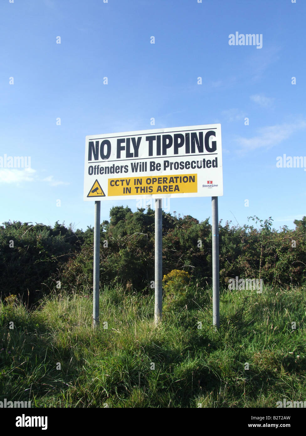 no fly tipping warning notice on private land Stock Photo - Alamy