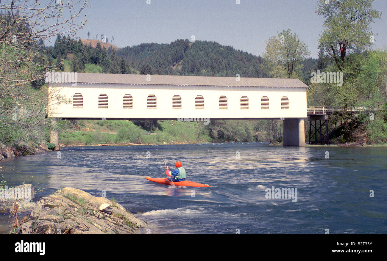 McKenzie River Goodpasture Covered Bridge Lane County Vida Oregon Route ...