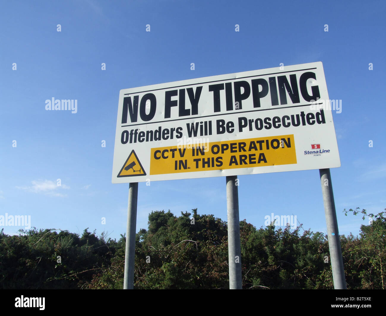 no fly tipping warning notice on private land Stock Photo - Alamy