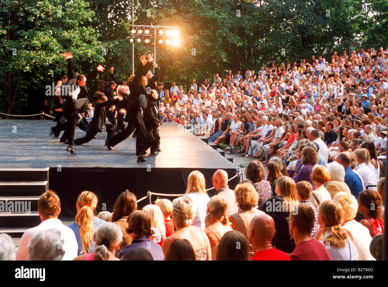 Actors on stage hi-res stock photography and images - Alamy