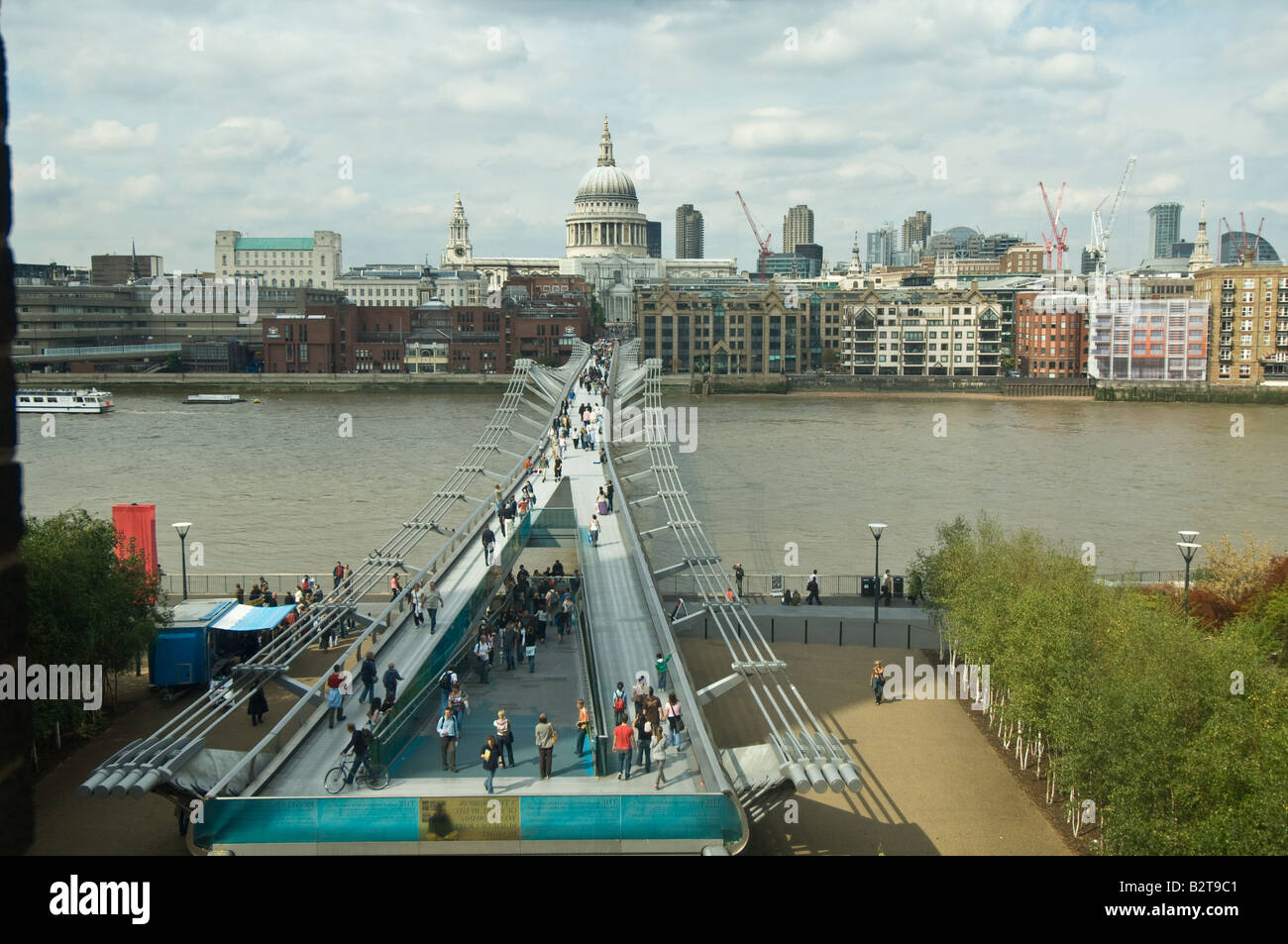 The london millennium footbridge hi-res stock photography and images ...