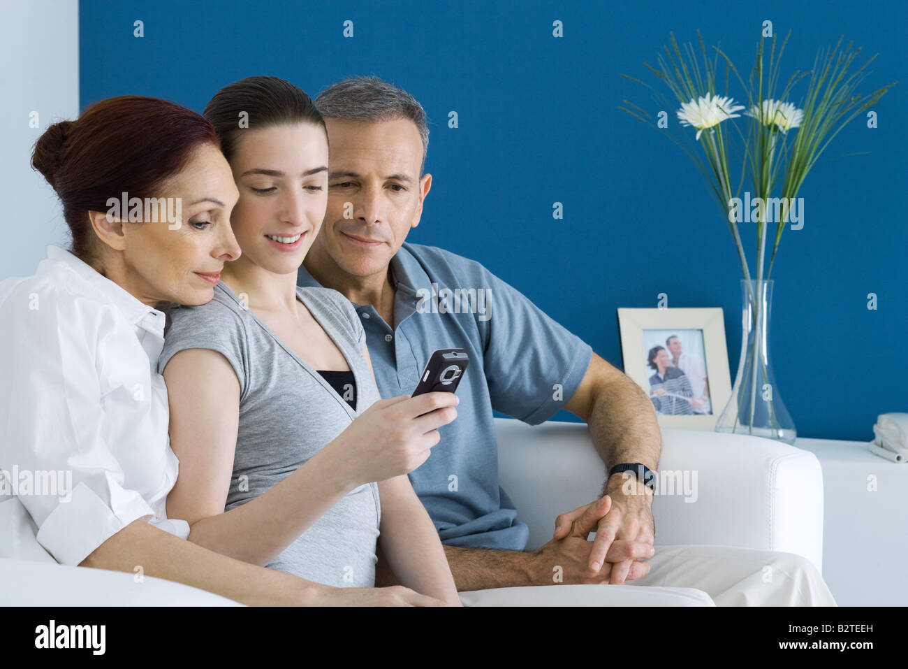 Teen looking at phone over shoulder hi-res stock photography and images ...