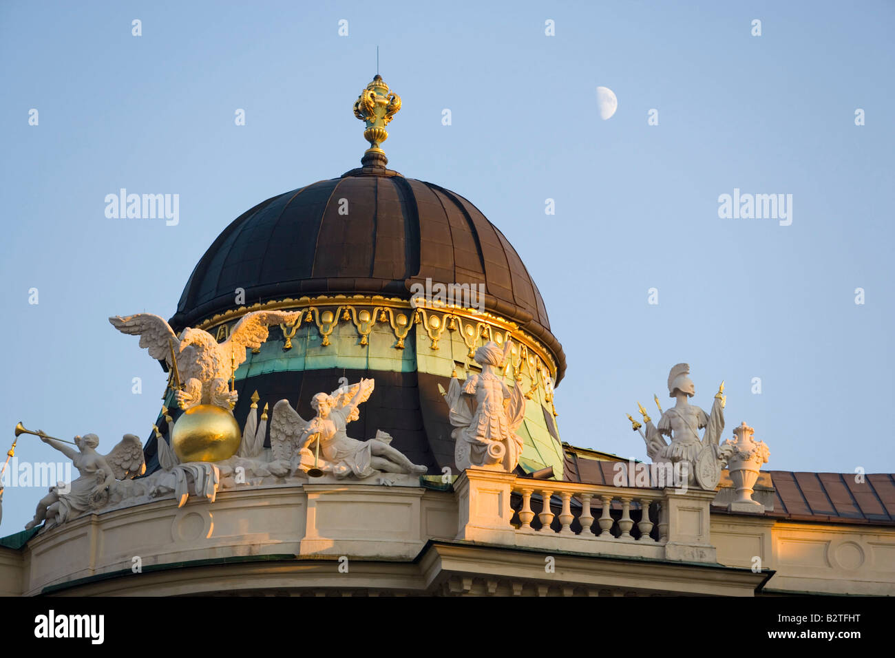 Small cupola and sculptures on the Reichskanzleitrakt's roof, Alte ...