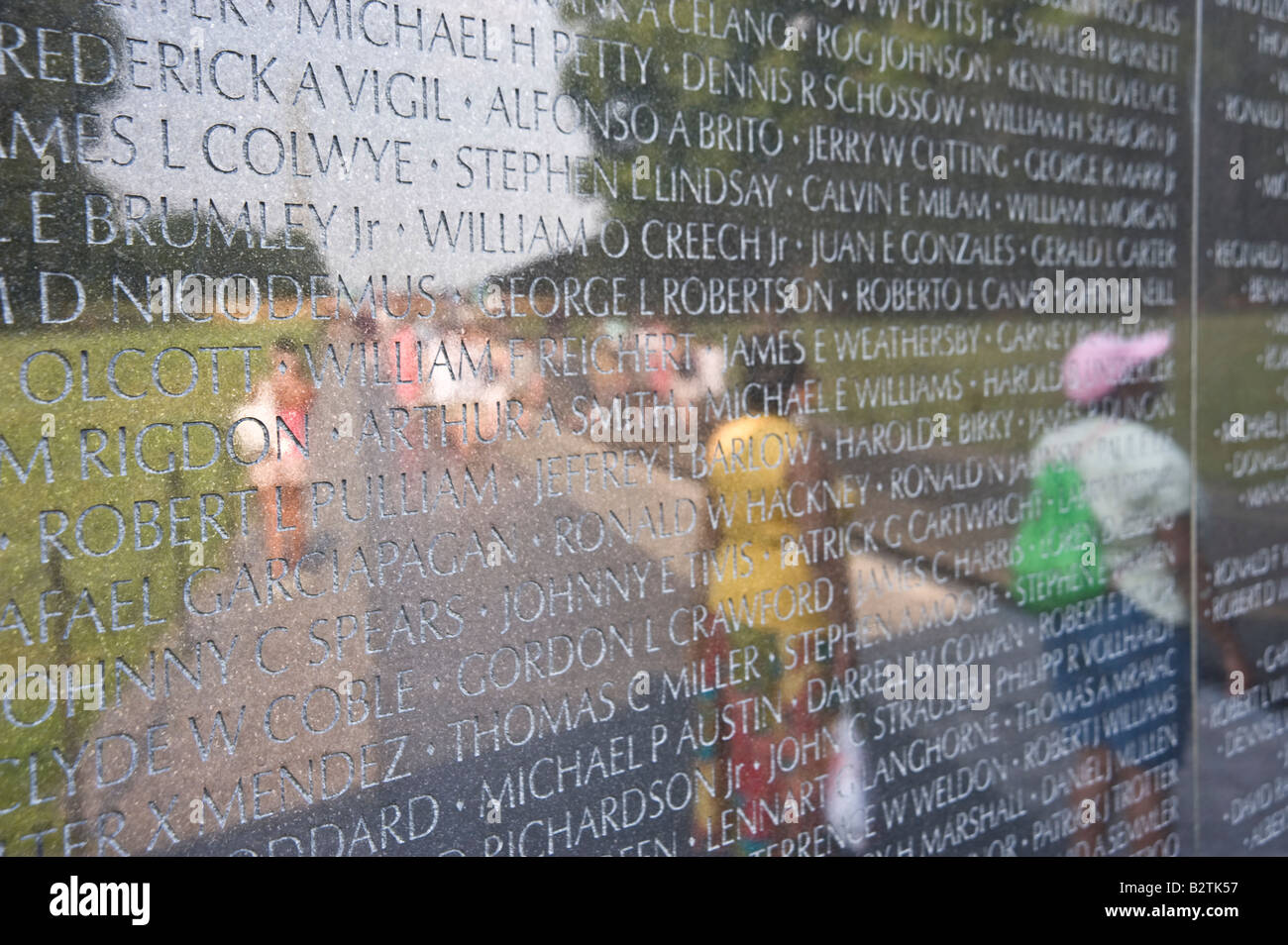 Names on vietnam veterans memorial hi-res stock photography and images ...