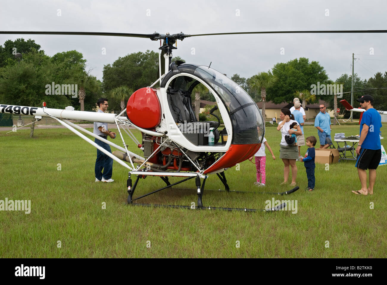 Children and helicopter hi-res stock photography and images - Alamy