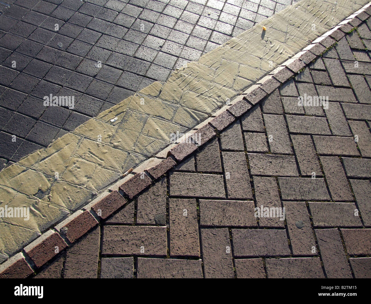 empty street road and pavement sidewalk Stock Photo - Alamy