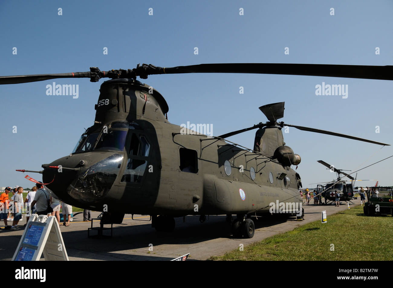 Chinook helicopter hi-res stock photography and images - Alamy