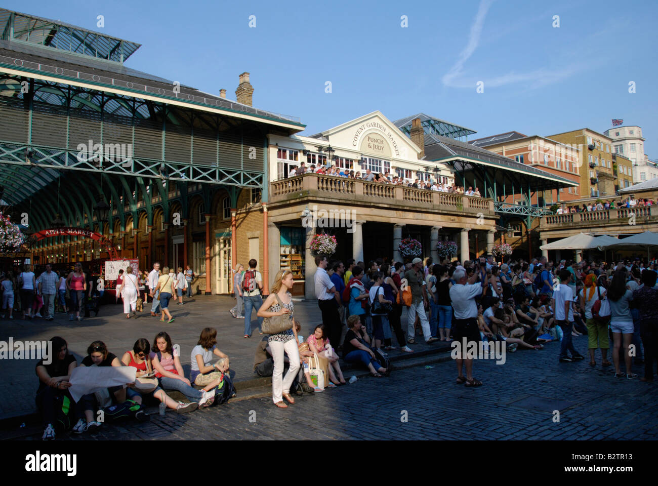 Visitors in Covent Garden piazza on Summer evening London England Stock ...