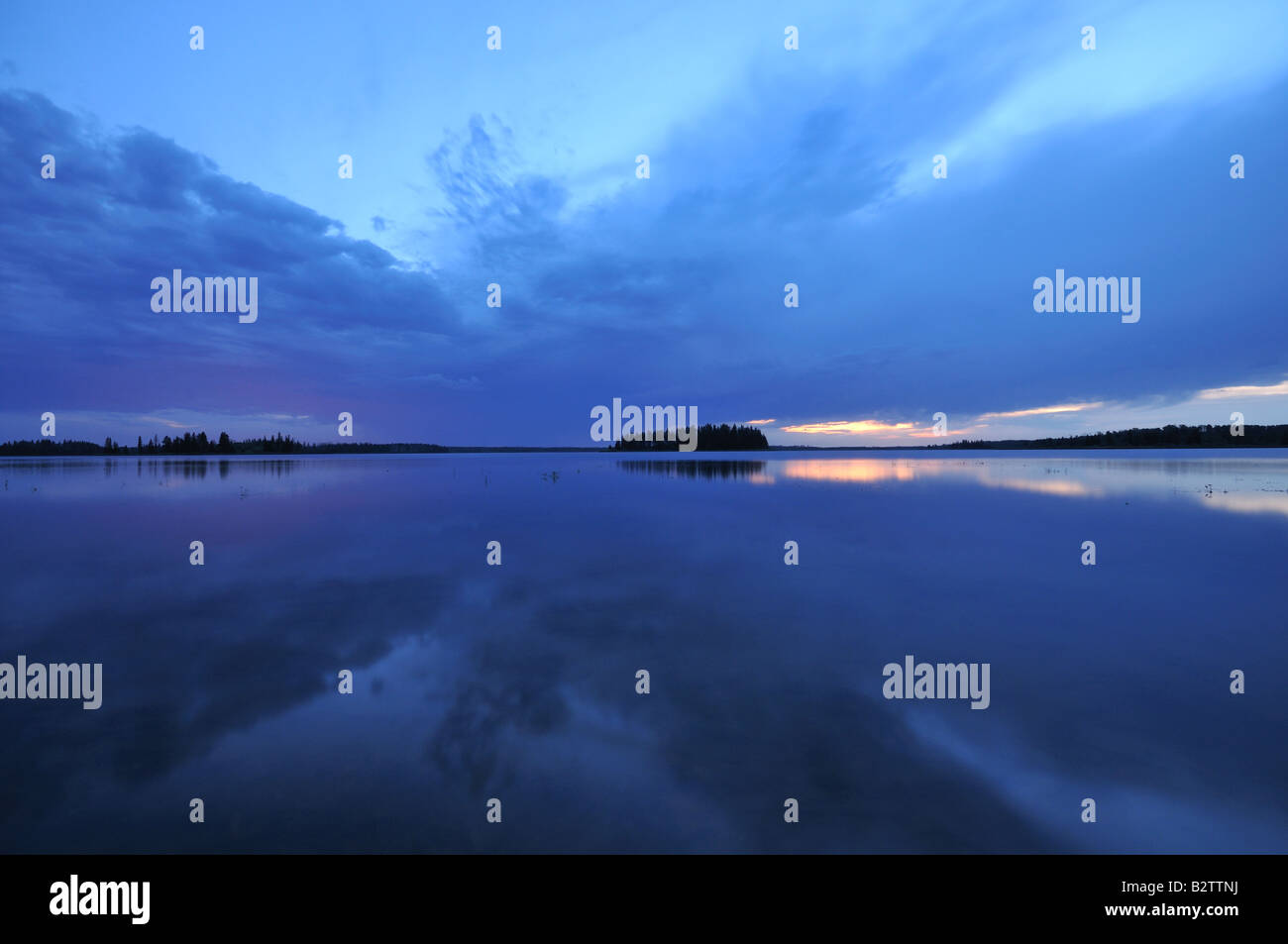 Elk at lake hi-res stock photography and images - Alamy