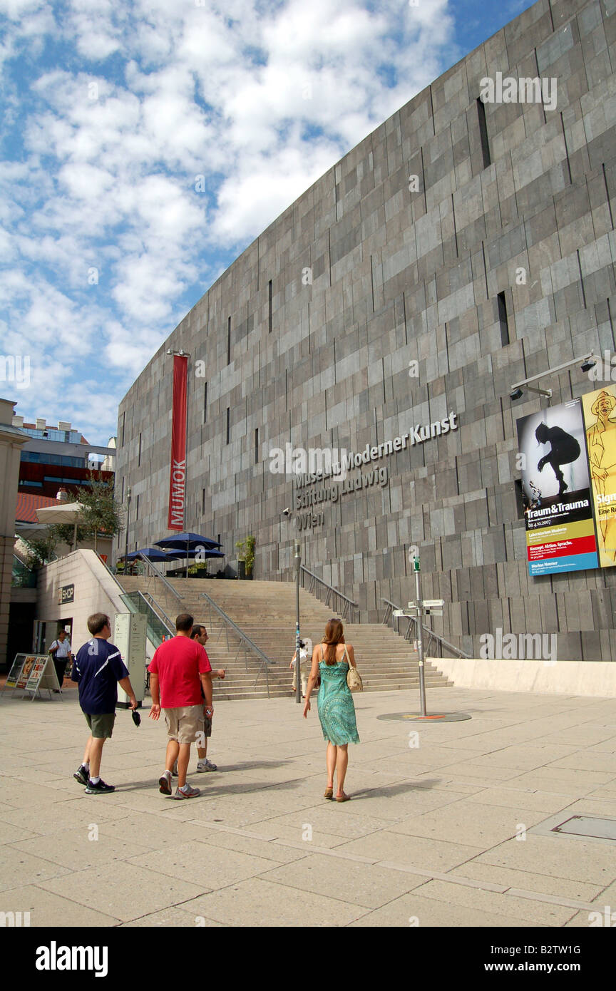 Museum friends hi-res stock photography and images - Alamy