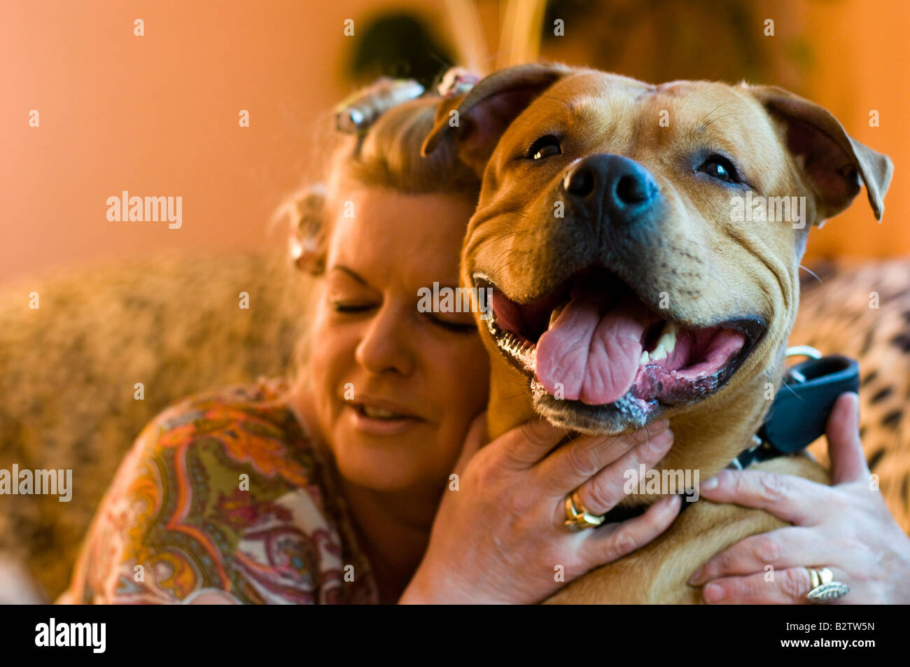 Women with dog hi-res stock photography and images - Alamy