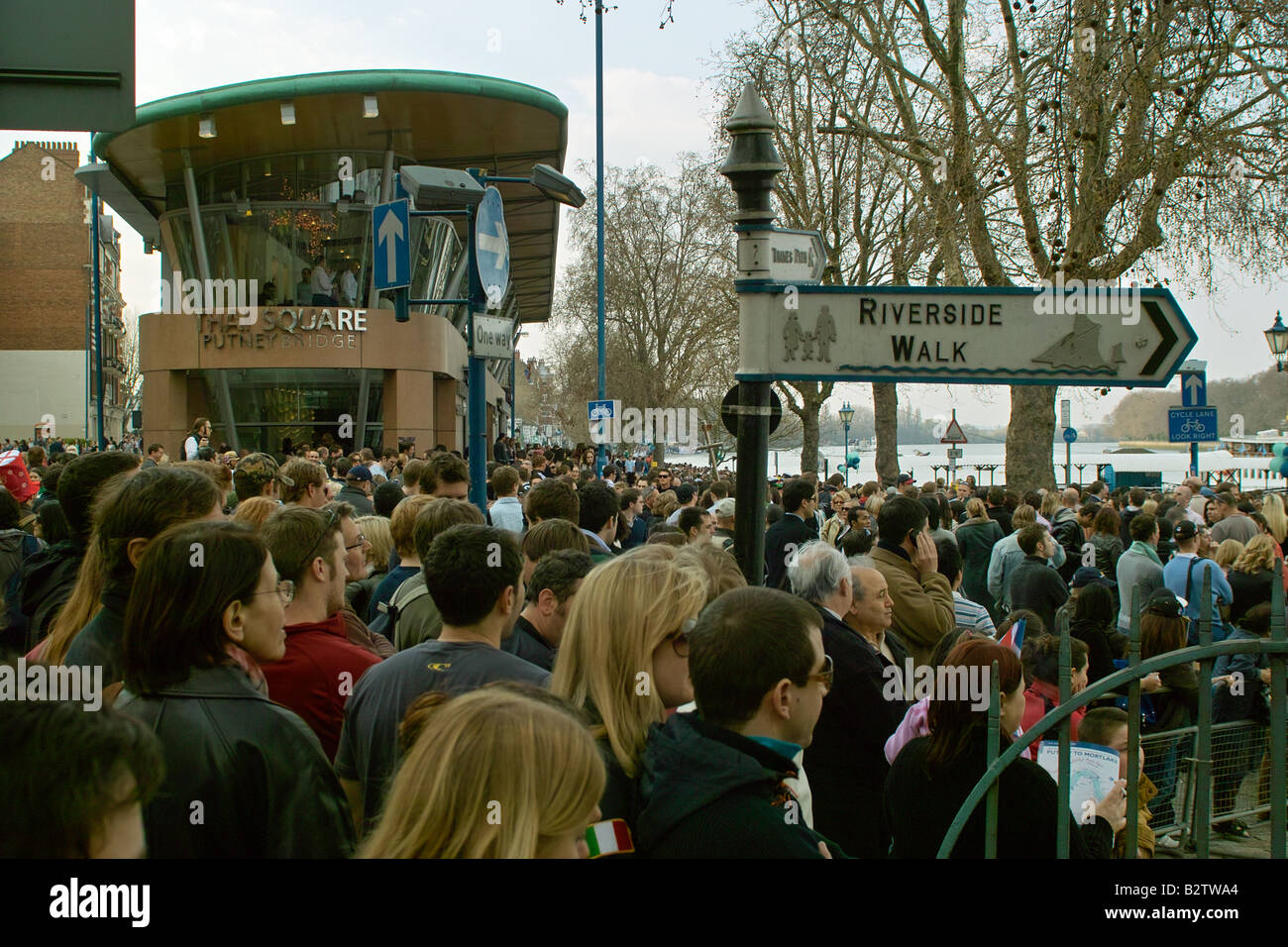 Crowd watching boat hi-res stock photography and images - Alamy