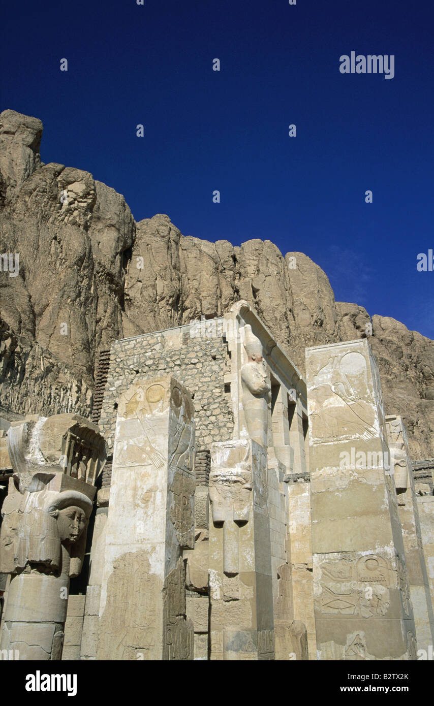 Temple of Hatshepsut Columns and statues in Colonnade of Punt Rocky ...
