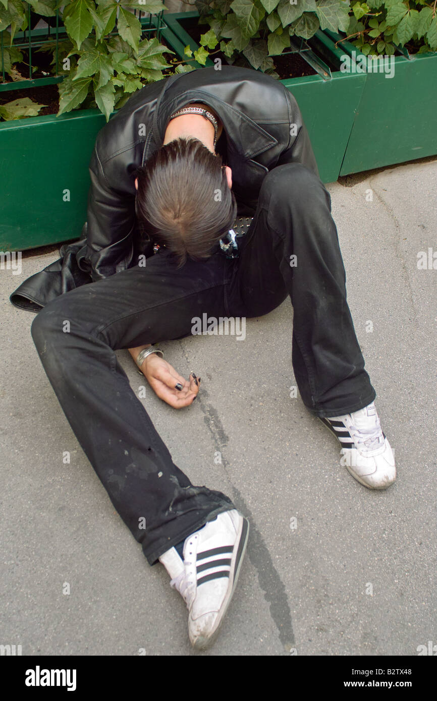 Man collapsed hi-res stock photography and images - Alamy