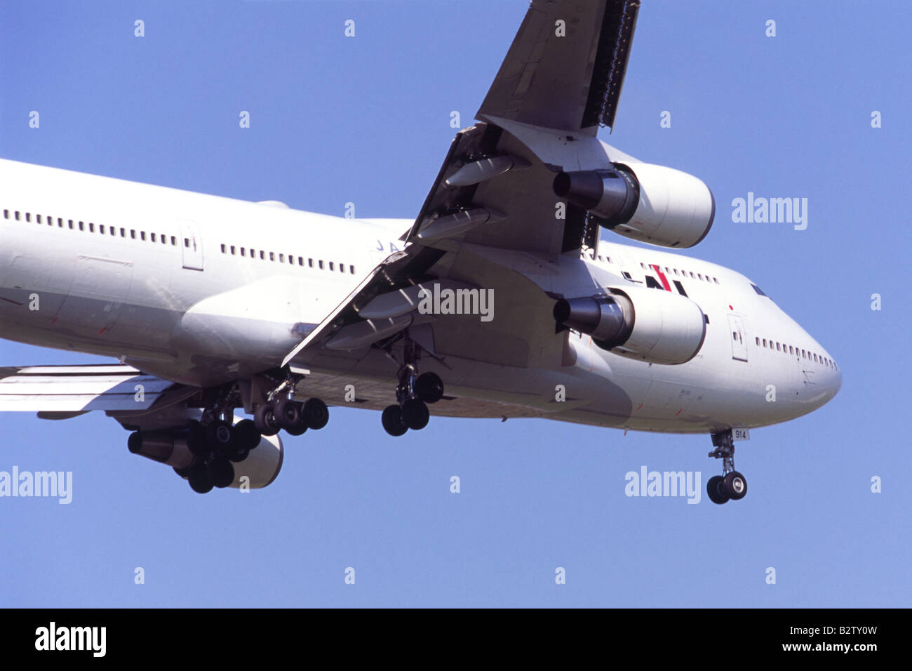Boeing 747 operated by Japan Airlines on approach for landing at London ...