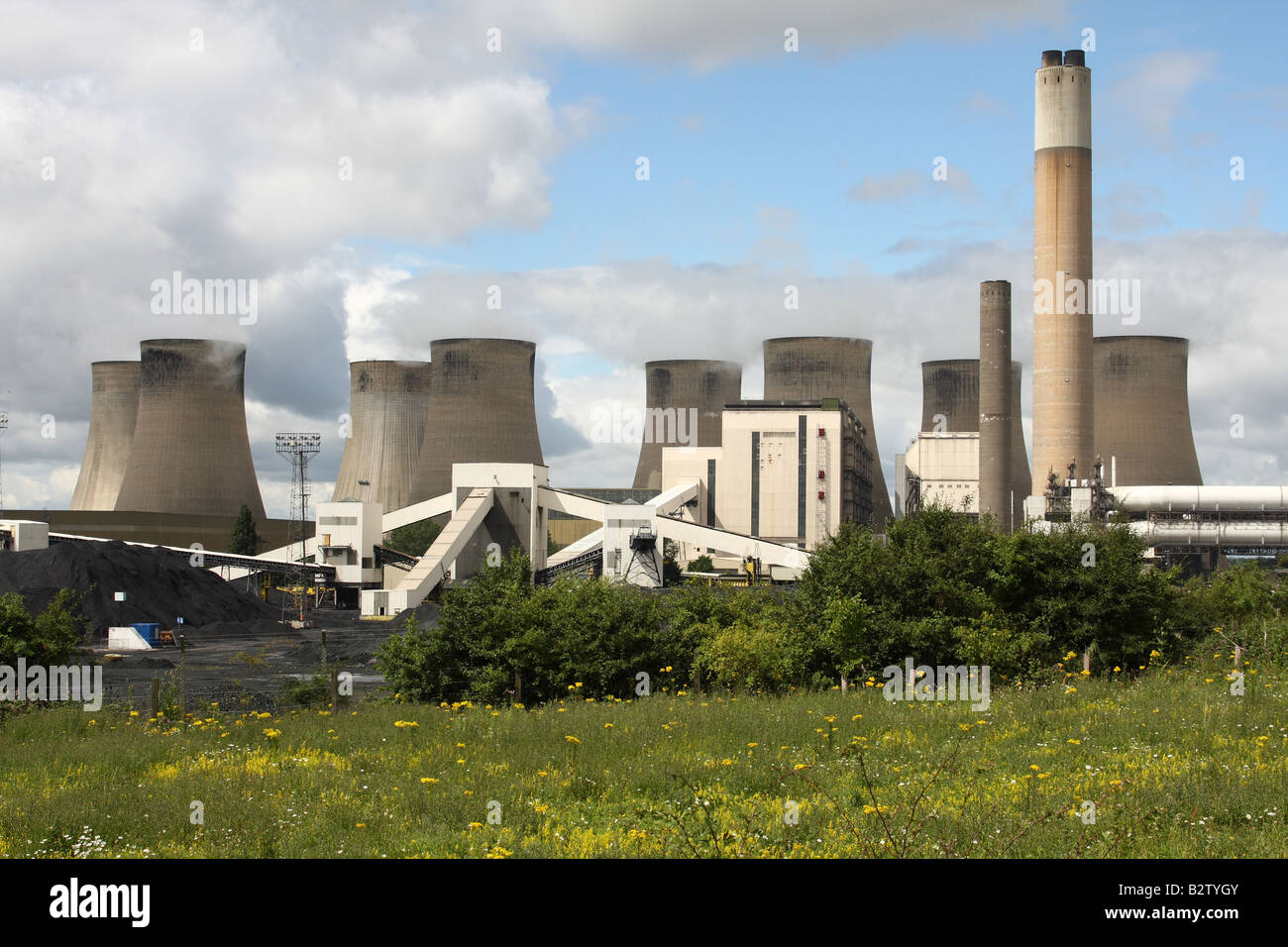 A coal burning power station at Ratcliffe On Soar, Nottinghamshire ...