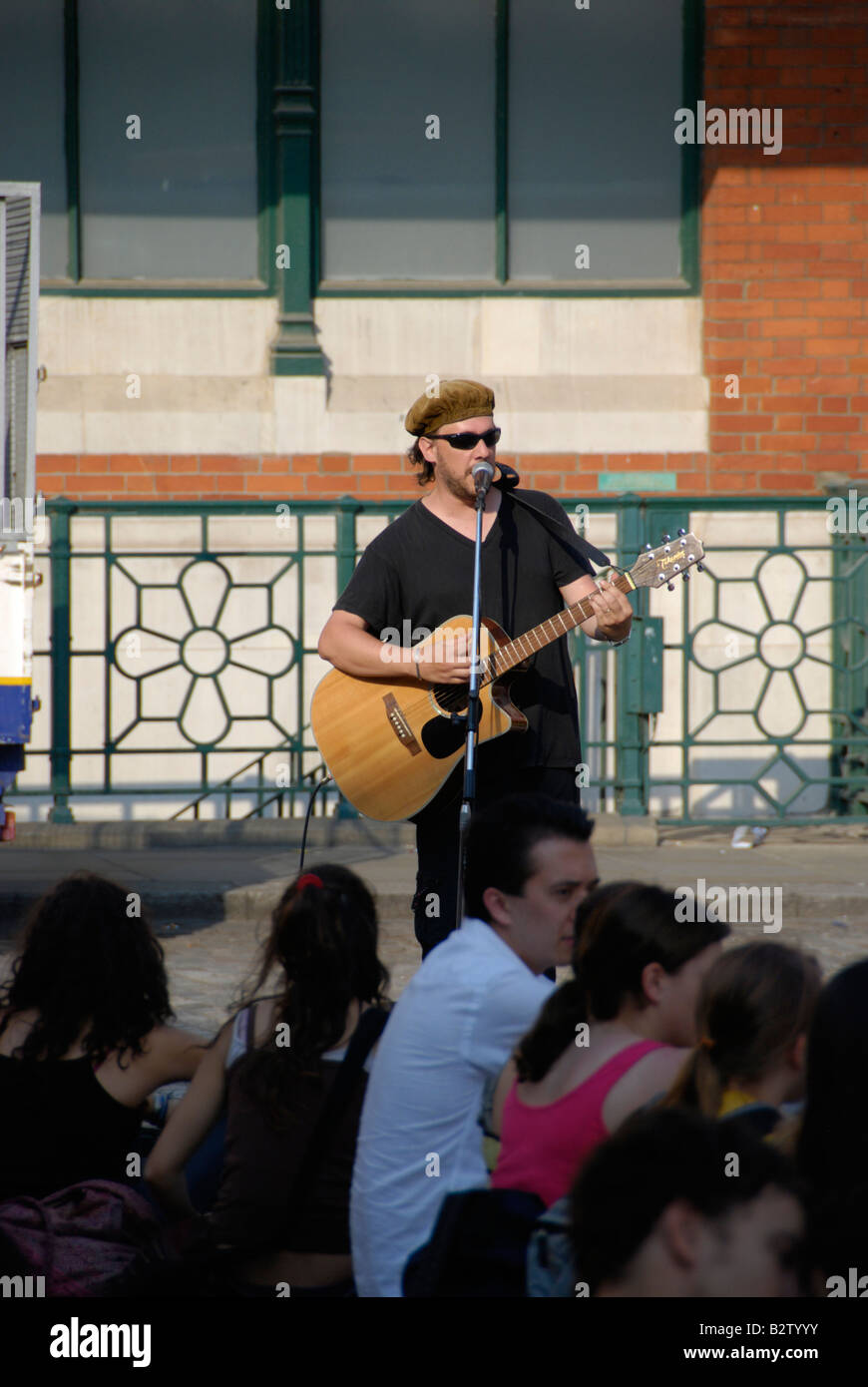 Singer busking hi-res stock photography and images - Alamy