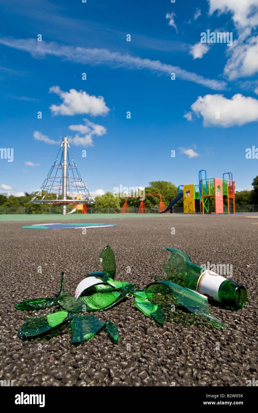 Smashed beer bottles hi-res stock photography and images - Alamy