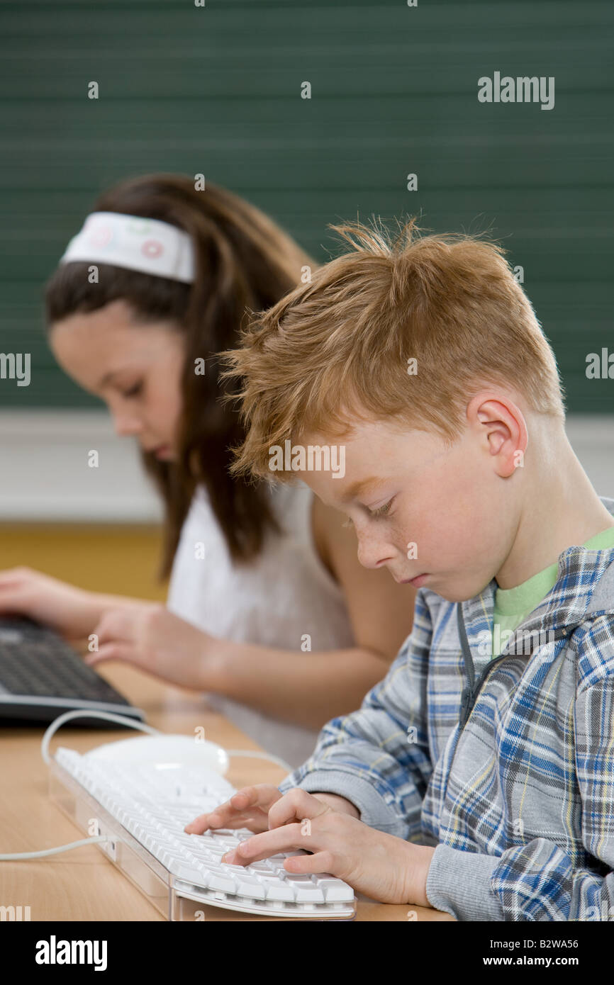 Computing class children hi-res stock photography and images - Alamy