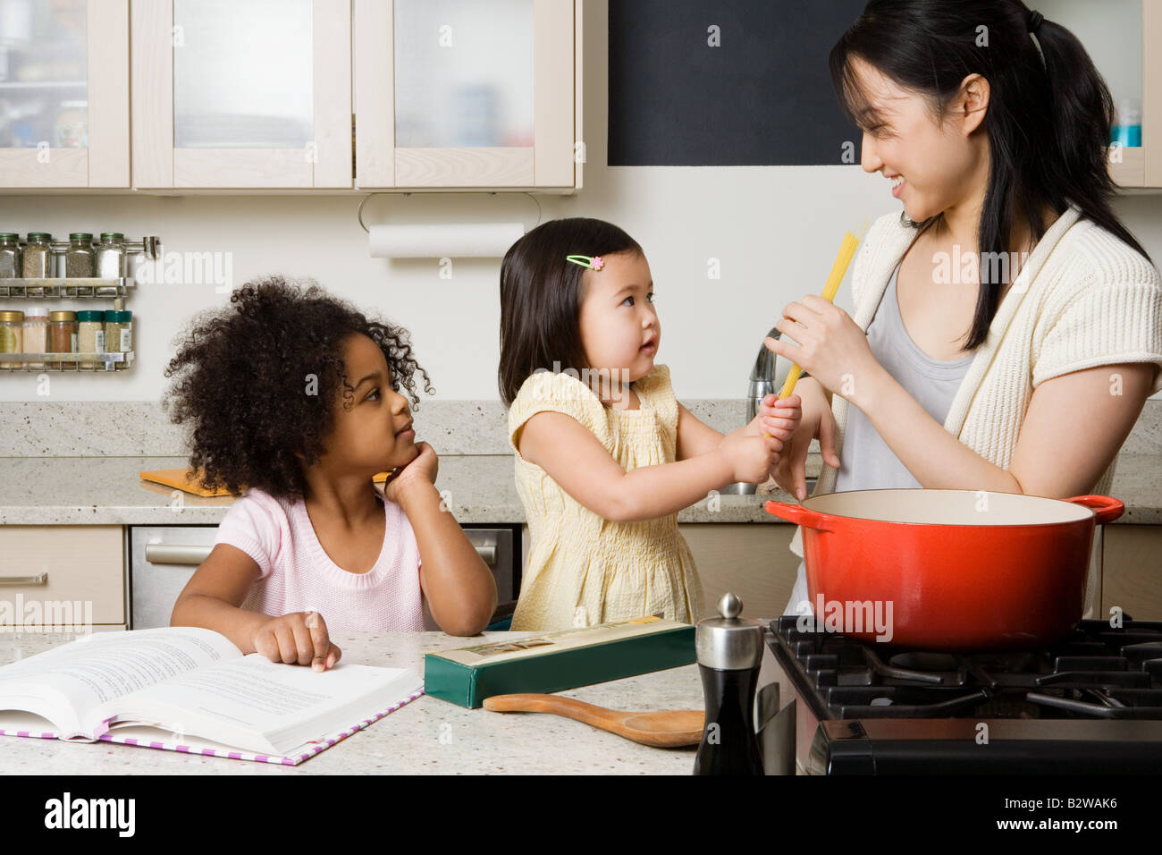 Woman cooking pasta children hi-res stock photography and images - Alamy