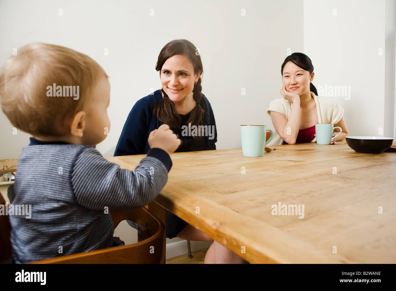 Family sat at table hi-res stock photography and images - Alamy