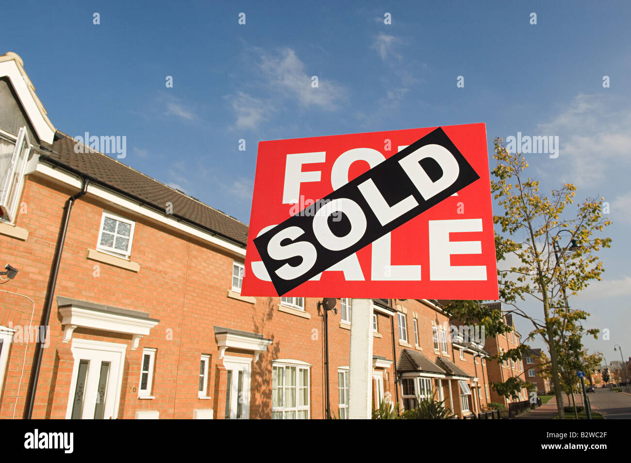 Sold sign and houses Stock Photo - Alamy
