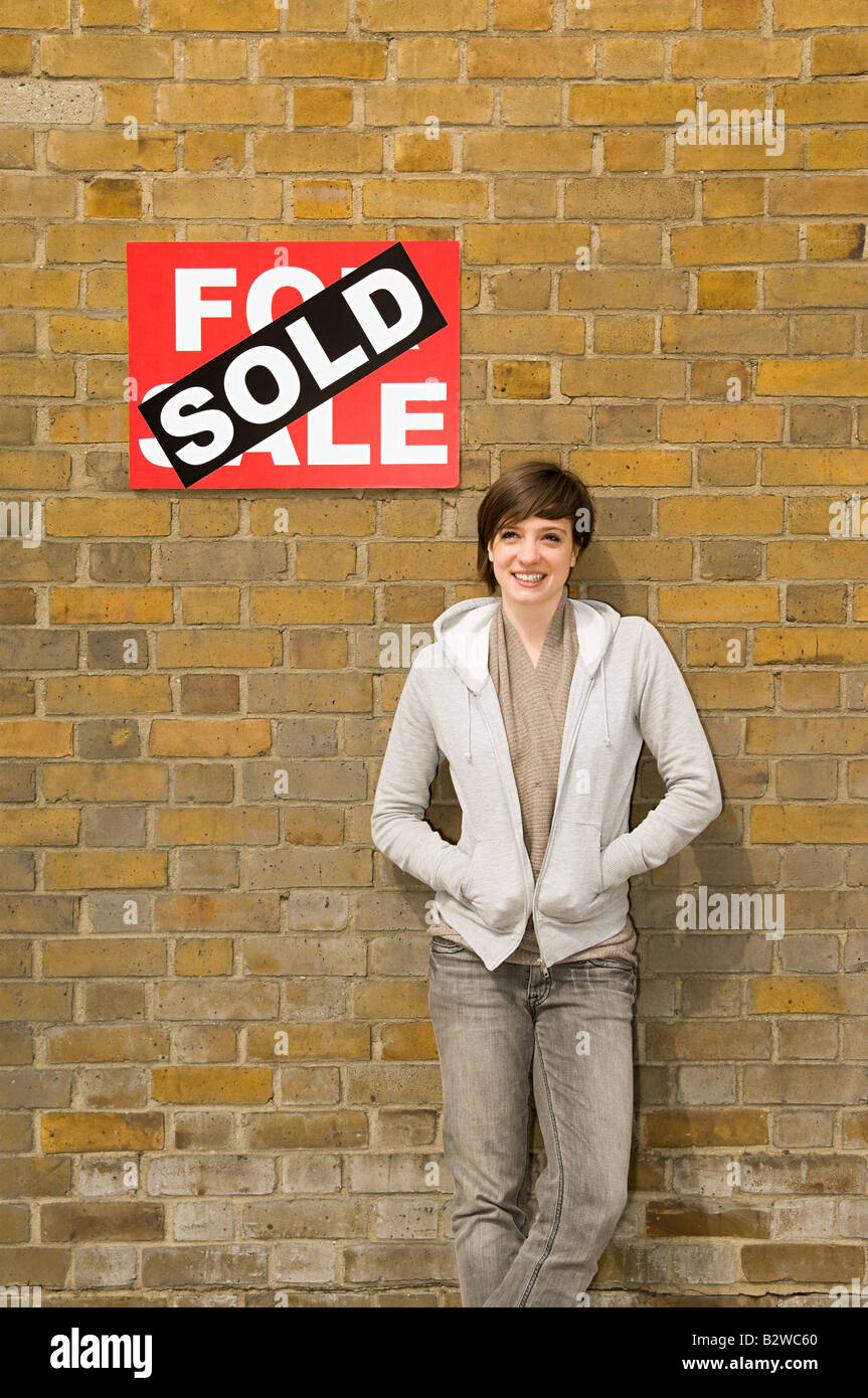 House sold sign dark hi-res stock photography and images - Alamy